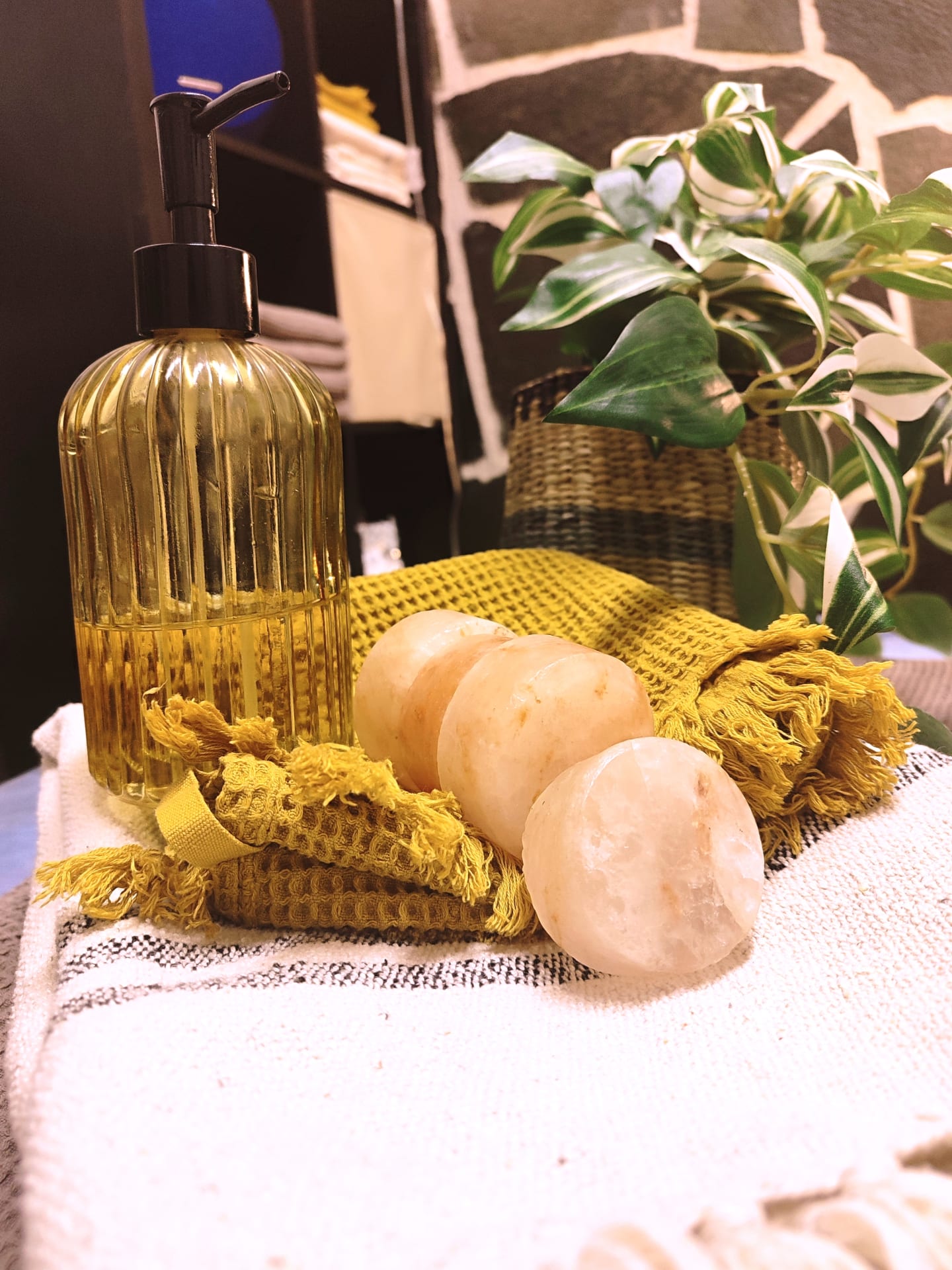 Himalayan salt massage | Visit Finland