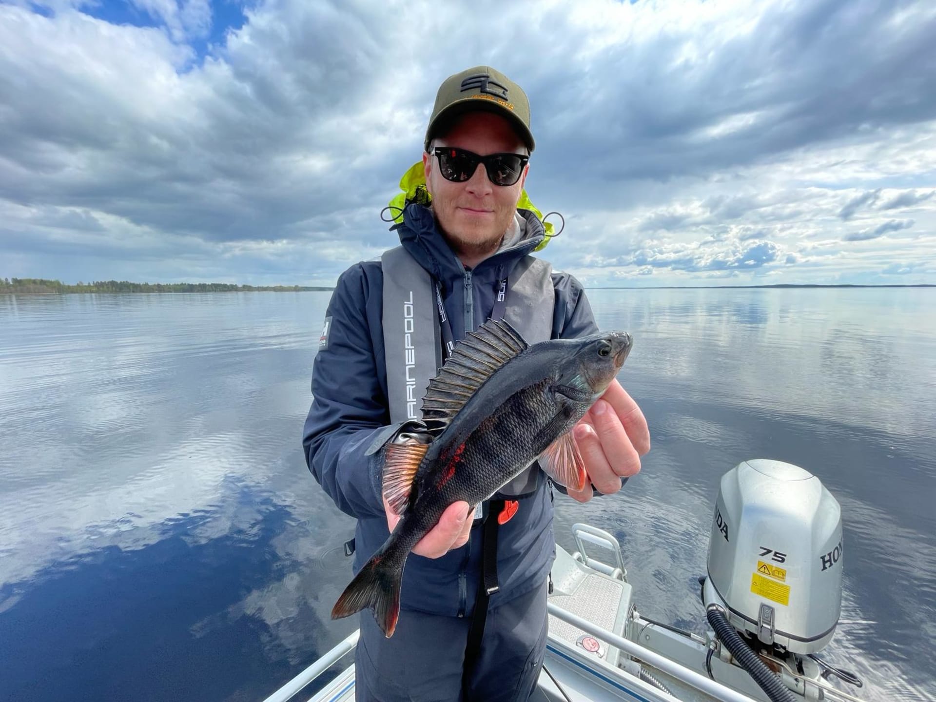 Perch jig fishing in Lake Puruvesi, Saimaa | Visit Finland