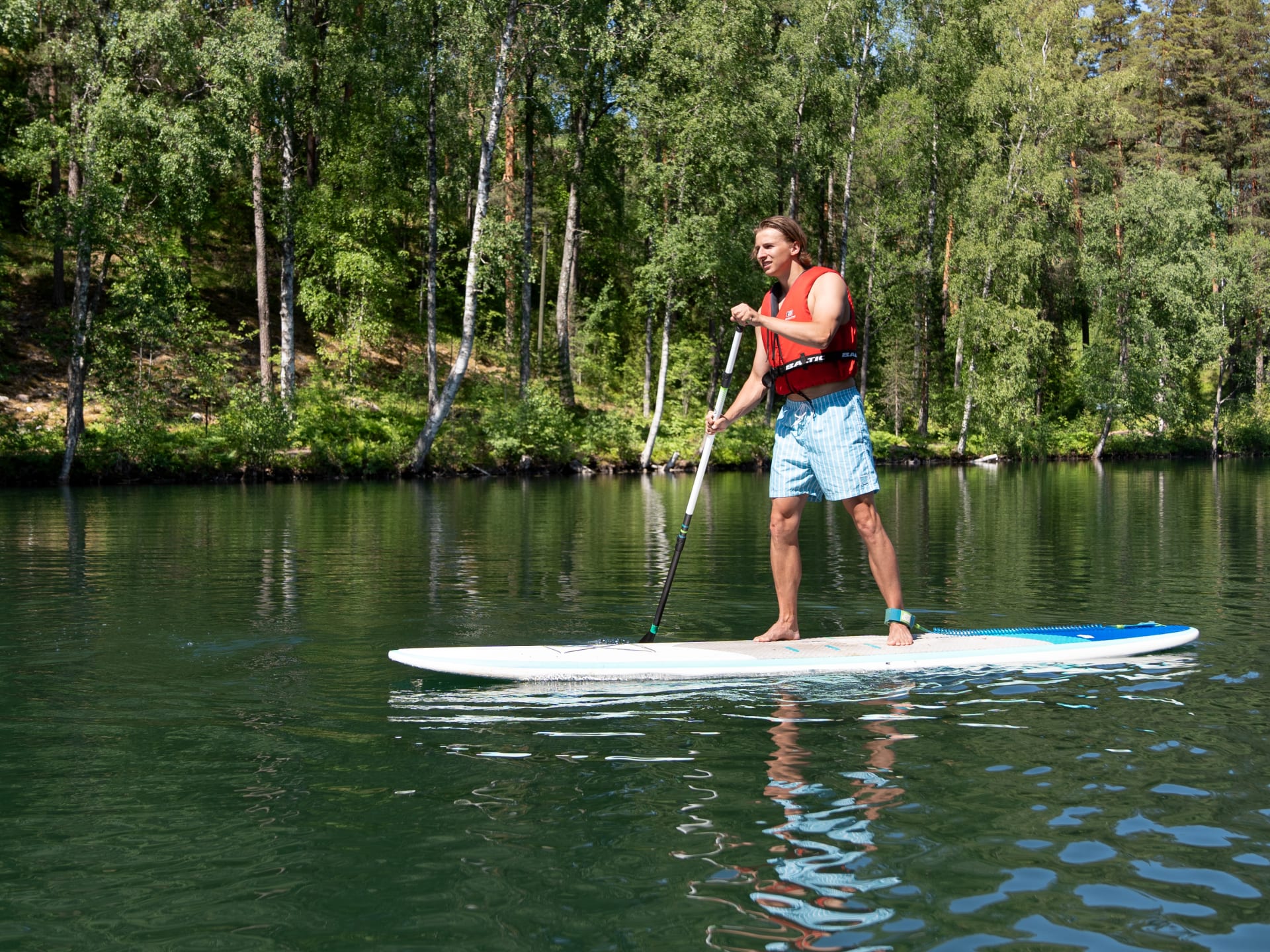 Verleih von Stand-Up-Paddleboards (SUP) und Kanus im Outdoor-Zentrum ...